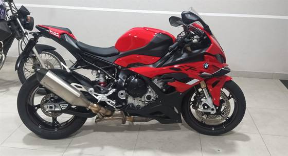 BMW M 1000 R: como é pilotar essa naked furiosa | Webmotors