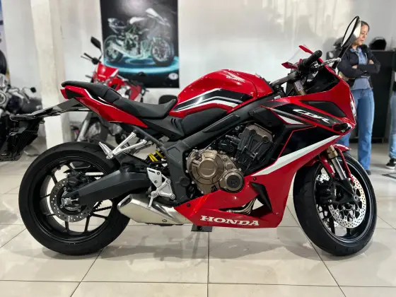 Honda CB 650R e CBR 650R 2024: novas cores e acabamento